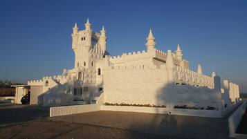 Uma estrutura semelhante a um castelo, com várias torres e um grande portão de entrada.