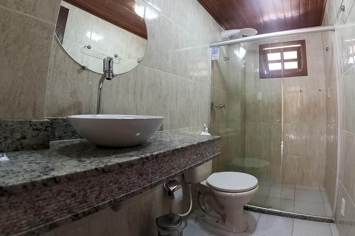 Chuveiro, toalhas de banho