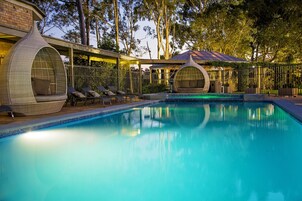 Piscina exterior, espreguiçadeiras 