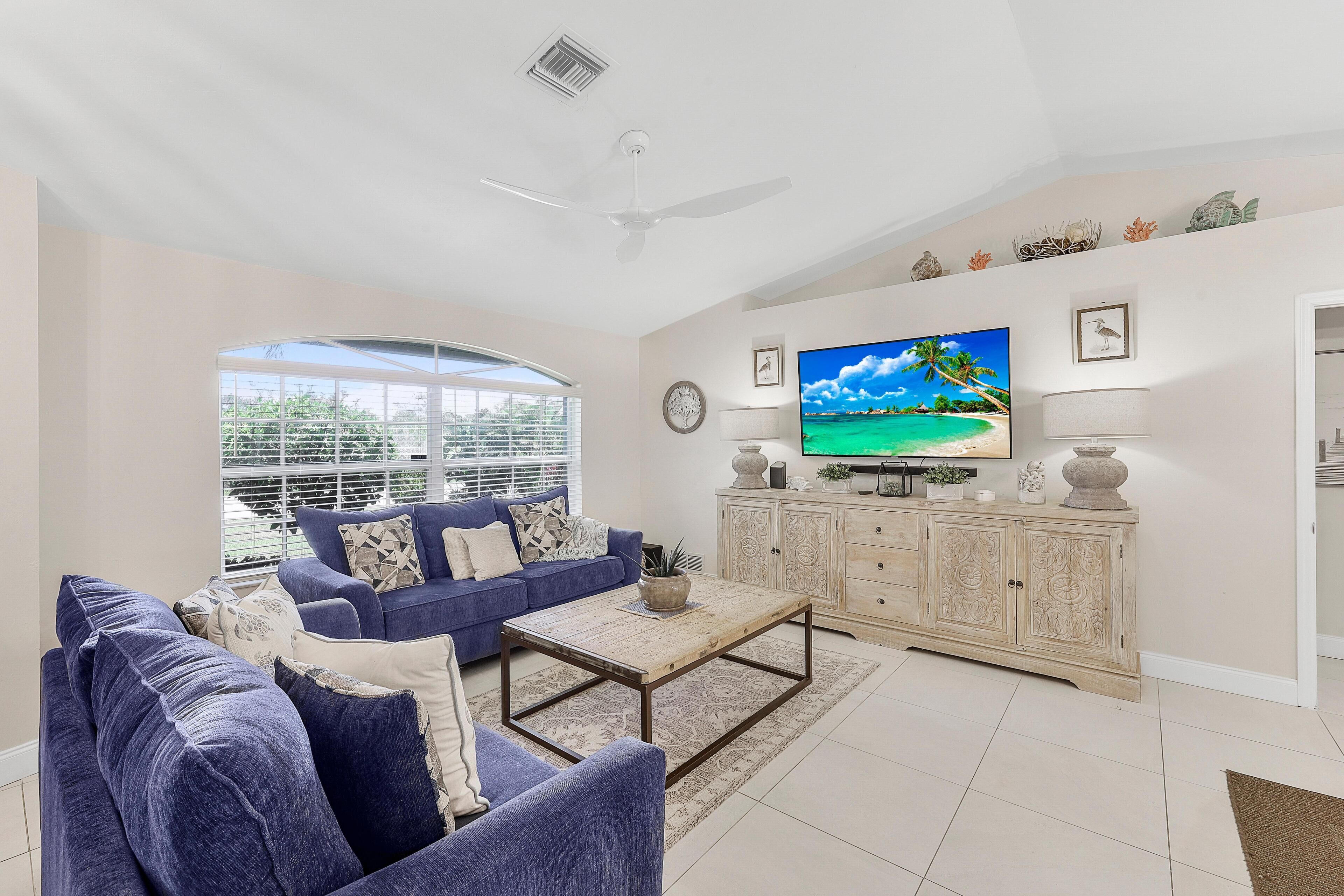 Casa, 2 camas queen-size (Quiet inland home with pool, two quee) | Sala de estar | Televisor 