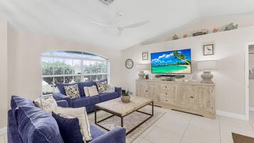 Casa, 2 camas queen-size (Quiet inland home with pool, two quee) | Sala de estar | Televisor