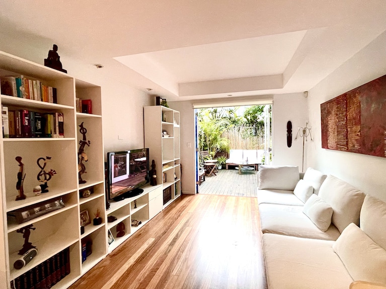 Stylish & Unpretentiously Sophisticated Terrace In The Heart Of Surry Hills. - Surry Hills