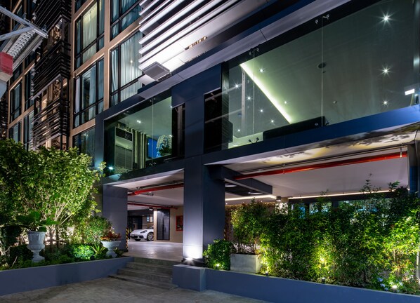 Fachada do alojamento (tarde/noite)