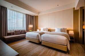 Suite, 2 camas individuais | Cofre no quarto, secretária 