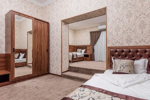 Quarto Triplo Standard | Cofre no quarto, secretária 