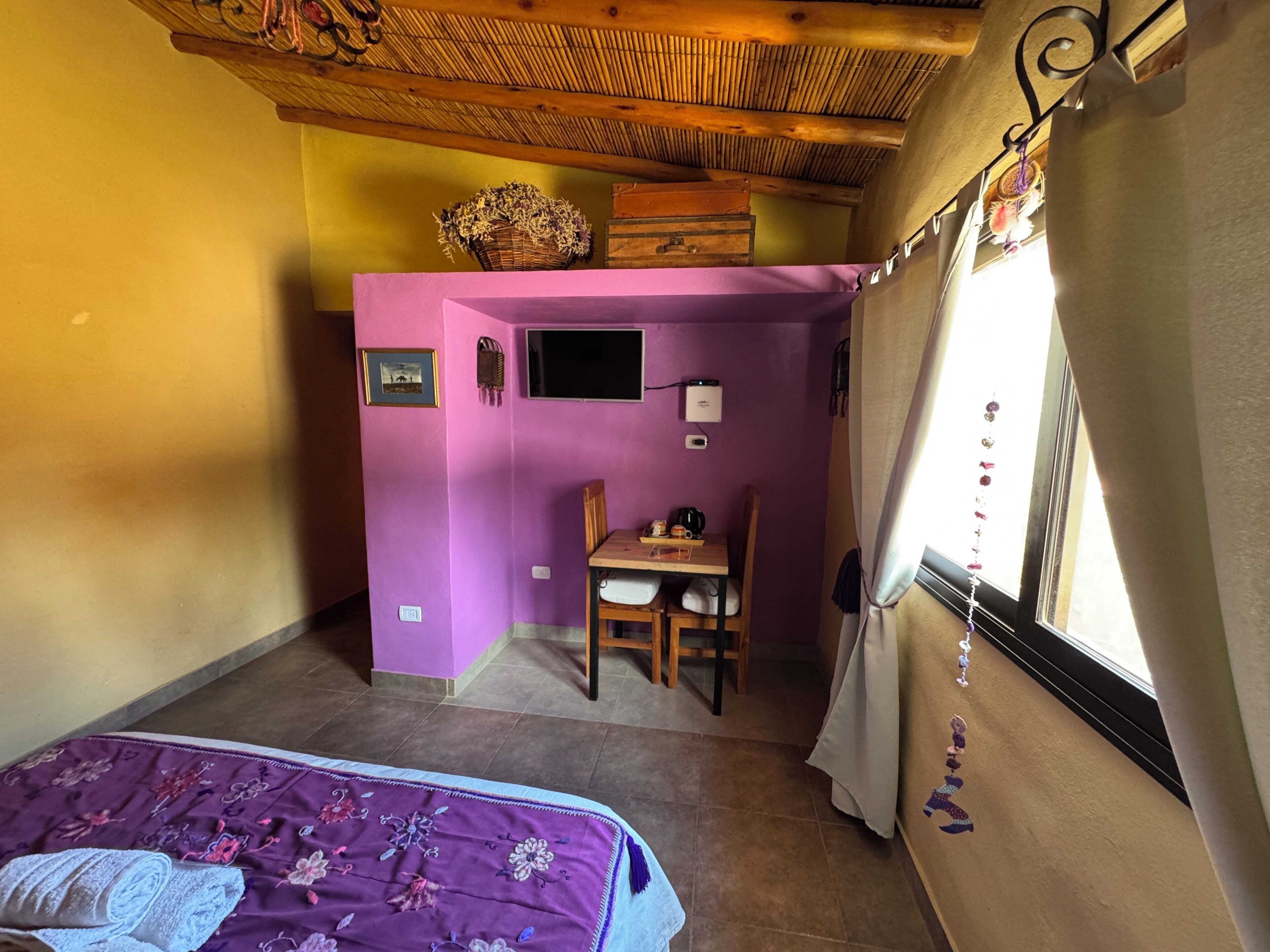 Quarto Duplo Comfort (Violeta) | Roupa de alta qualidade, edredões de penas, camas de colchão pillowtop 