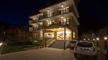 Fachada do alojamento (tarde/noite)