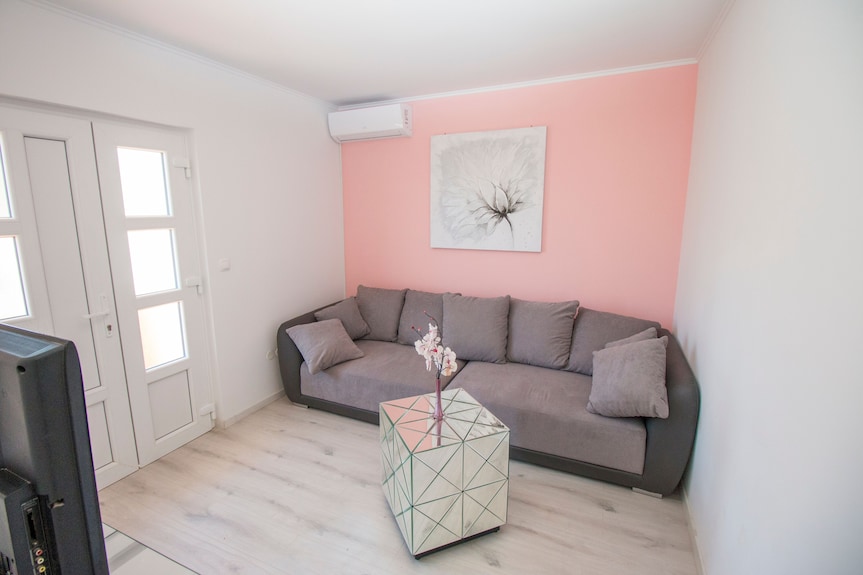 Le Type De Propriété Est Un Appartement Dans La Maison. L'appartement Est Pour 4 Personnes - Omiš