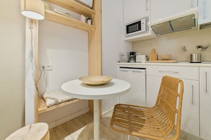 Um frigorífico, um micro-ondas, uma placa de cozinha 
