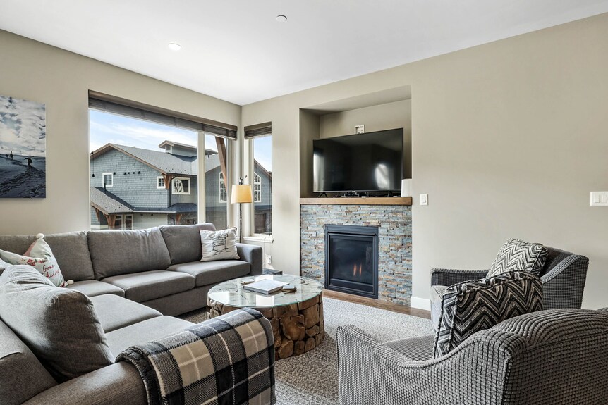 スリープ8、3ベッドルーム、ホットタブ、スキーイン/アウトタウンハウス - ブリティッシュコロンビア州