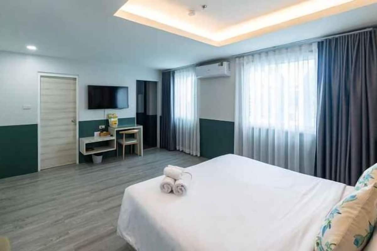 Cofre no quarto, com decoração personalizada, secretária, Wi-fi grátis