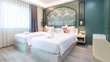 Quarto casal ou duplo superior | Cofres nos quartos, individualmente decorados, escrivaninha