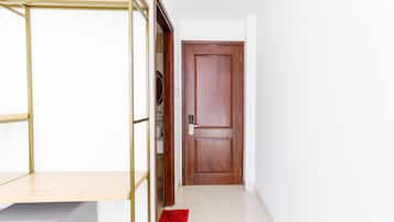 Frigobar, cofres nos quartos, escrivaninha, quartos à prova de som