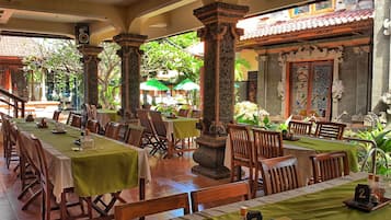 Café da manhã e jantar