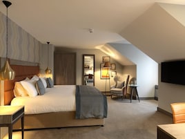 Quarto casal superior | Roupas de cama antialérgicas, escrivaninha, cortinas blackout