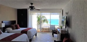 Quarto Clássico | Roupa de alta qualidade, edredões de penas, cofre no quarto, secretária