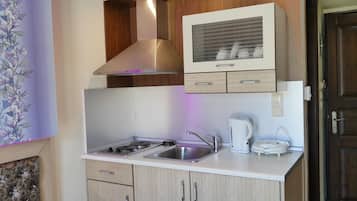 Superior Studio, Sea View | Cozinha americana privada | Frigobar, micro-ondas em uma área comum, cooktop, cafeteira/chaleira