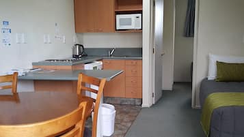 Apartamento, 1 quarto (Unit 2) | Kitchenette privada | Um frigorífico, um micro-ondas, uma placa de cozinha