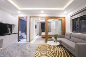 Quarto Duplo Deluxe, varanda, Vista para a cidade | Sala de estar