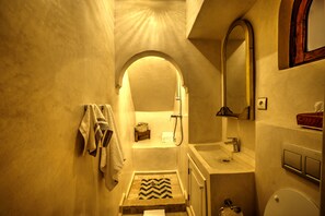 Quarto Romântico, lareira (Merzouga) | Casa de banho | Um polibã, um chuveiro fixo, artigos de higiene pessoal grátis 