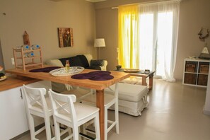 Vila família, 4 quartos, piscina particular | Opções para refeição no quarto