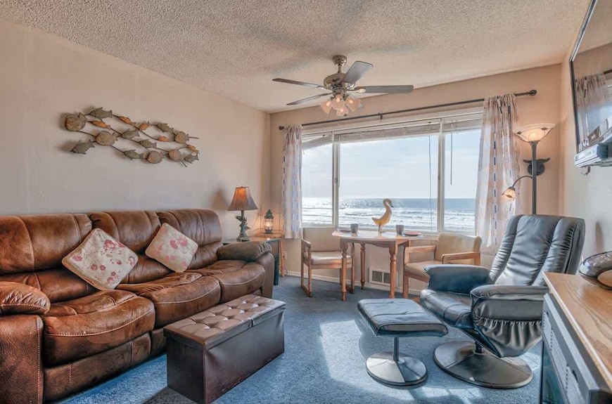 Stunning Beachfront Suite - Sleeps 4 - Second Floor - Pool And Sauna! - Oregon