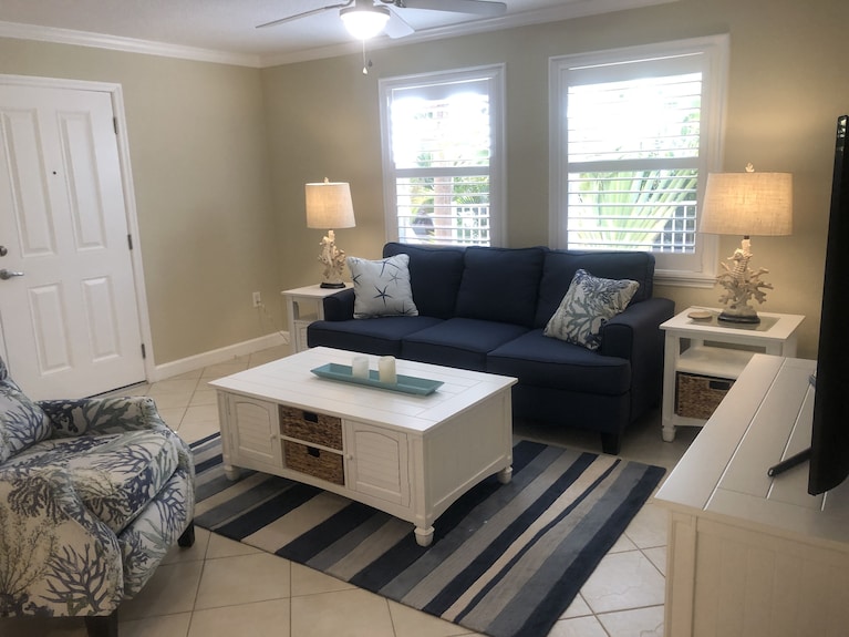 ティキガーデンゲッタウェイスペシャルスパエリアと屋外リビングルーム。 必見! - ボカ・グランド, FL