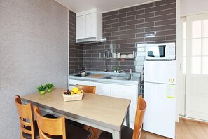 Com decoração personalizada, com mobília individualizada