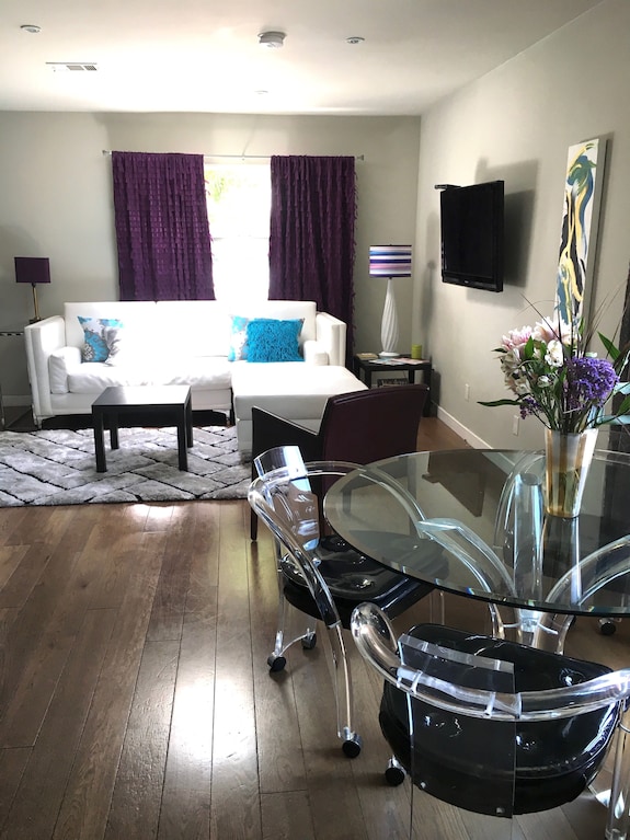 Casa Elegante Y Moderna De Dos Habitaciones / Dos Baños Frente Al Estacionamiento Con Estacionamiento $ 265 P Nt - Culver City, CA