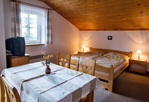 Quarto quádruplo conforto, 2 quartos, cozinha americana | Roupas de cama premium, espaço de trabalho para notebook