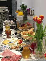 Pequeno-almoço tipo buffet diário (15 EUR por pessoa) 