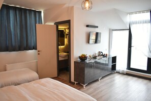Quarto luxo, sacada, vista para o lago | Roupas de cama de algodão egípcio, roupas de cama premium, frigobar