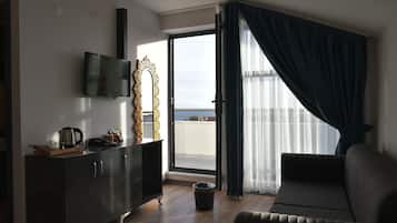 Quarto Deluxe, varanda, vista para o mar | Lençóis de algodão egípcio, roupa de alta qualidade, minibar