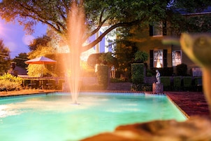 Piscina externa, espreguiçadeiras