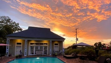 Piscina externa, espreguiçadeiras