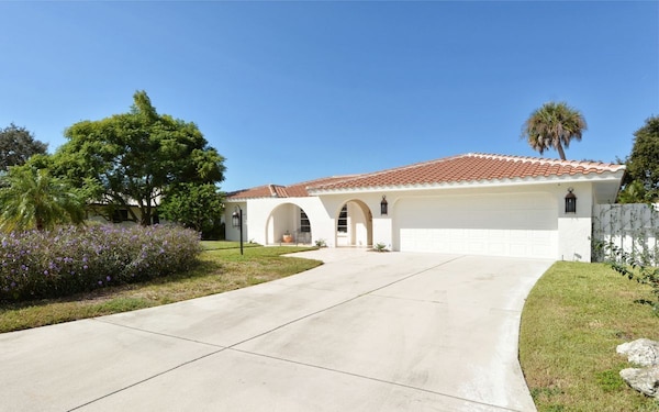 Beautiful Updated Villa,  Lake View,  Heated Pool, Close To Beach - Venice, FL