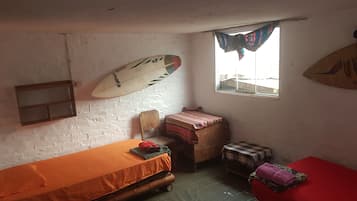 Quarto Twin | Casa de banho | Um polibã, artigos de higiene pessoal grátis, toalhas fornecidas, sabão