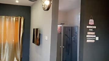 Quarto Familiar | Casa de banho | Um polibã, toalhas fornecidas, sabão, papel higiénico