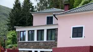 Um edifício com uma placa que diz 'CASA DO RIBEIRO FRIO'.