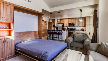 Apartamento em Condomínio Fechado, 1 quarto | 1 quarto, secretária adequada para computadores portáteis, Wi-fi grátis