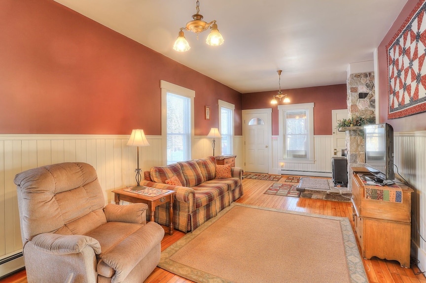 23 Pleasant Gorgeous In-town Home - Walking Distance To Rangeley Lake, Dog Friendly - Maine