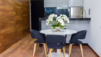 Apartamento superior, 2 quartos, para não fumantes | Edredons de pluma, frigobar, cofres nos quartos, cortinas blackout