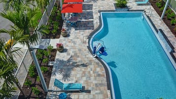 Piscina exterior, guarda-sóis, espreguiçadeiras