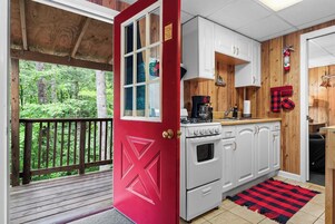 Waterfall Retreat- Balcony Suite - No Pet | Individualmente decorados, individualmente mobiliados