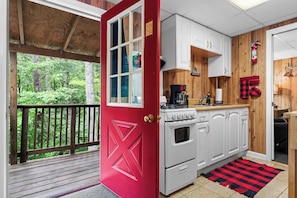 Waterfall Retreat- Balcony Suite - No Pet | Individualmente decorados, individualmente mobiliados