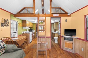 Waterfall Retreat- Cozy Cabin | Com decoração personalizada, com mobília individualizada 