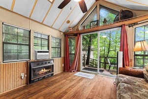 Waterfall Retreat-Family Cabin | Individualmente decorados, individualmente mobiliados