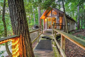 Waterfall Retreat-Family Cabin | 1 quarto, com decoração personalizada, com mobília individualizada 