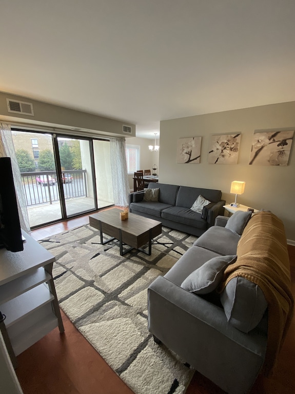 Condominio Renovado Cerca De Iad Y Cerca Del Centro De Herndon. - Herndon, VA