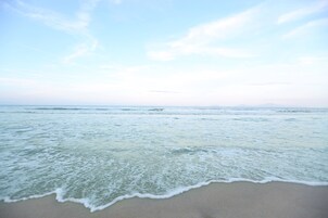 Guarda-sóis, toalhas de praia, prática de ioga na praia